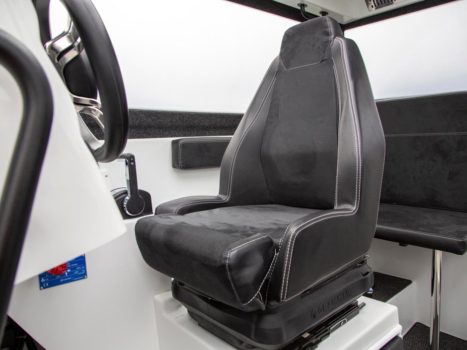 Silver Seahawk Cabin - BoatWorld
